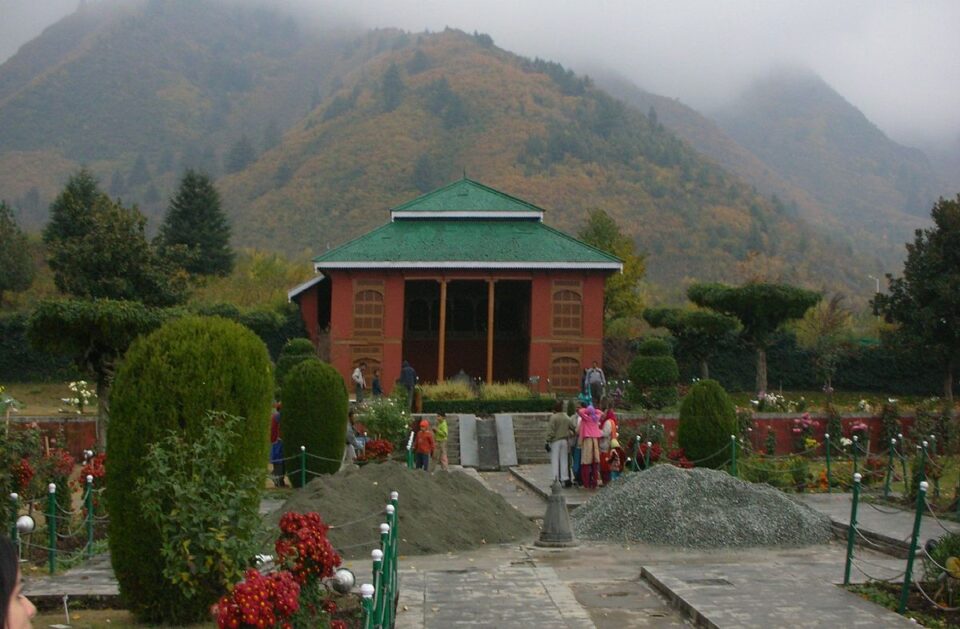 Chashme Shahi - Beautiful Mughal Garden at Srinagar - The Better ...